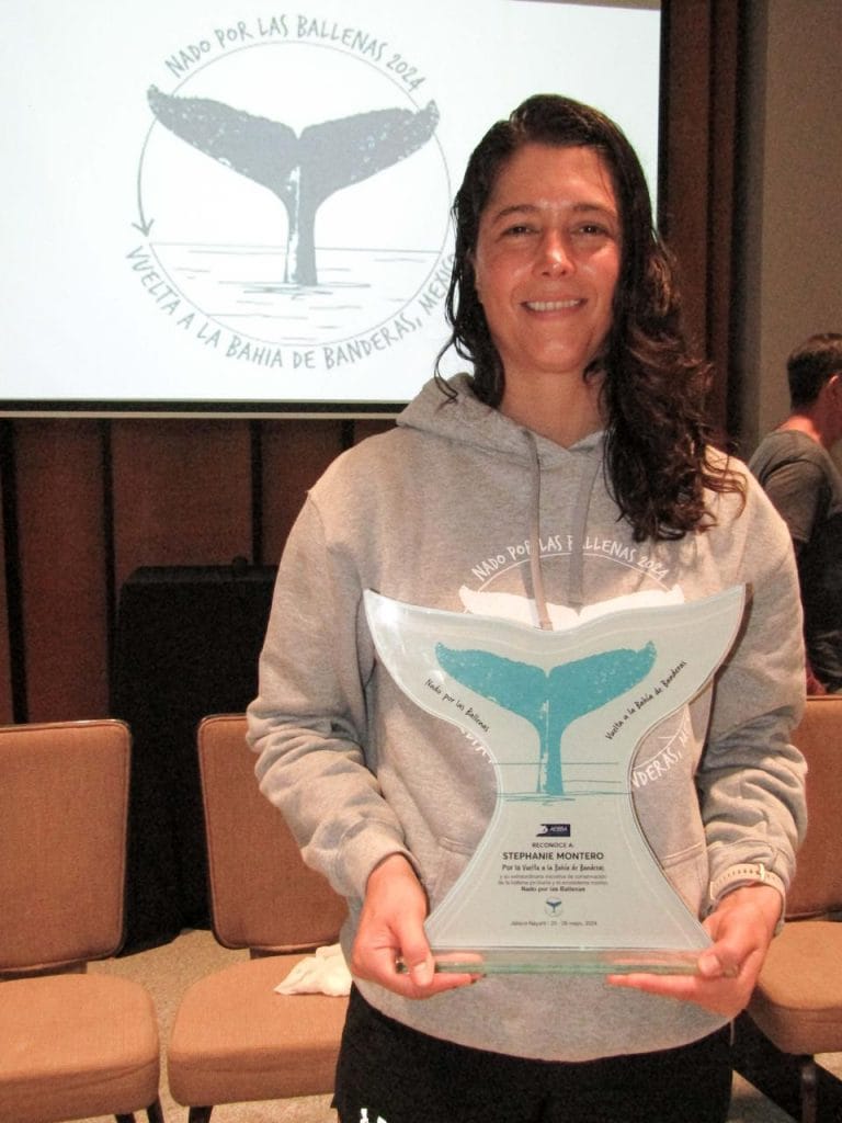 Stephanie Montero nada por toda la Bahía de Banderas