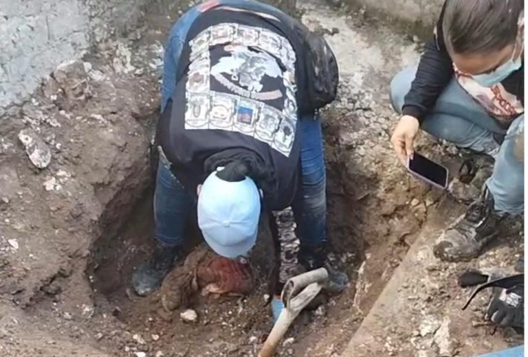 Van 14 bolsas con restos humanos en fosa clandestina de Arroyo Hondo ...